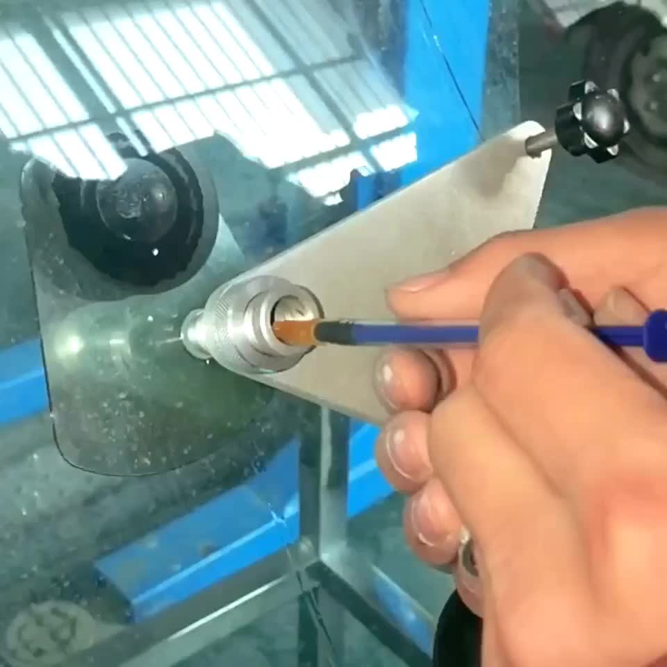 挡风玻璃出现了划痕,师傅好专注的修复【来自懂车帝车友圈】