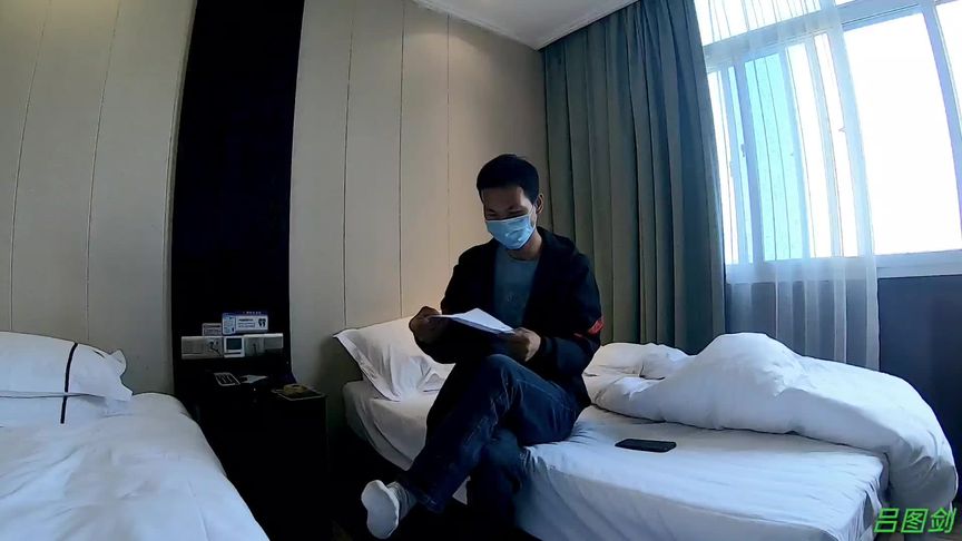 小伙在酒店隔离做核酸检测,一人一间吃住全免费,非常的惬意!