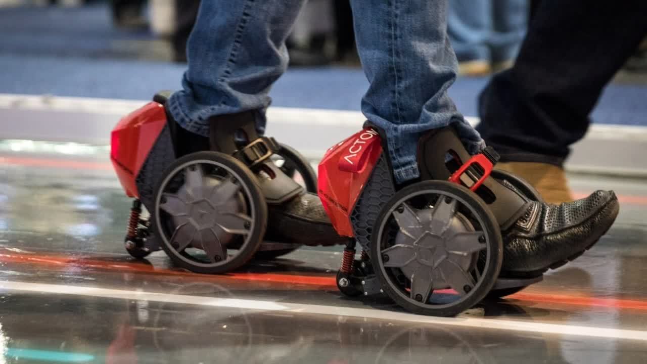 老外发明新型电动车,只有一双鞋子大,穿脚上随便走