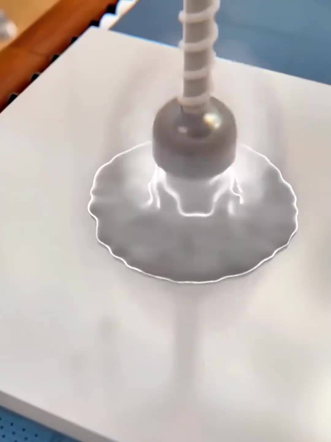 用3D动画模拟制作社交应用的图标,喷色过程就像施魔法