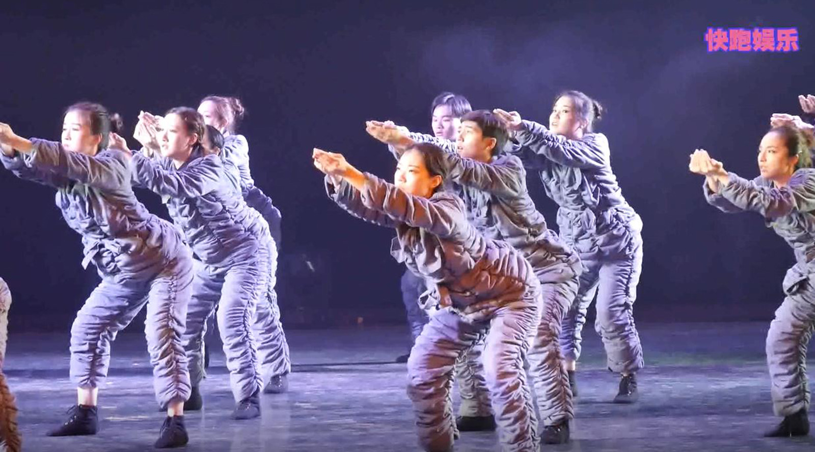 舞台上的这些大学生,表演这幕舞台剧,故事情节饱满,演的很到位