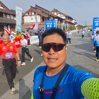 体育围巾刘老师 