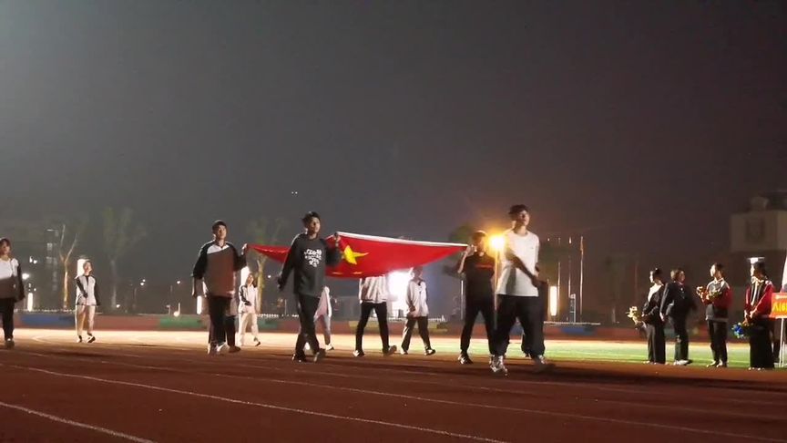 湖北咸宁鲁迅学校运动会入场式合练国旗入场
