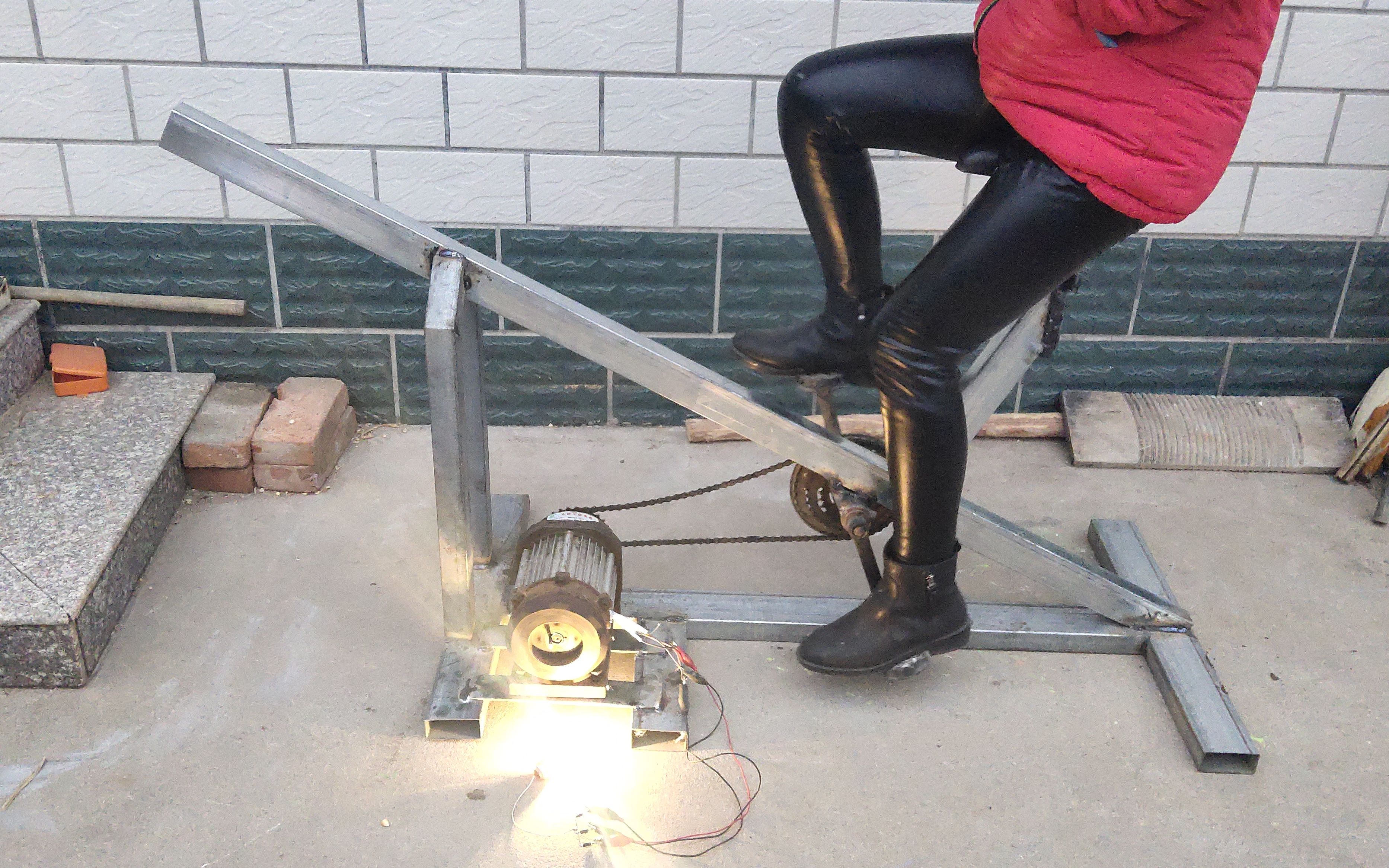 吴大哥制作健身脚踏发电机