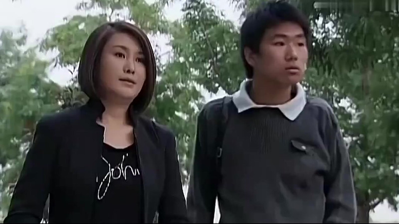 自动取款机屡屡吃卡,谁料女警早就看破,上去就是一脚