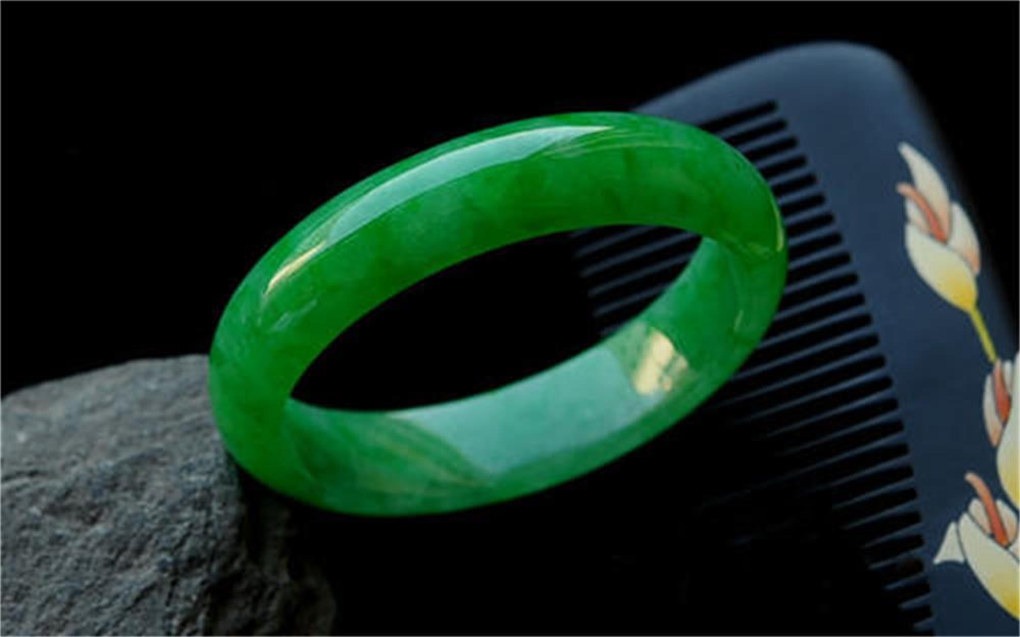 鉴别翡翠手镯真假很简单!这个方法谁都能做