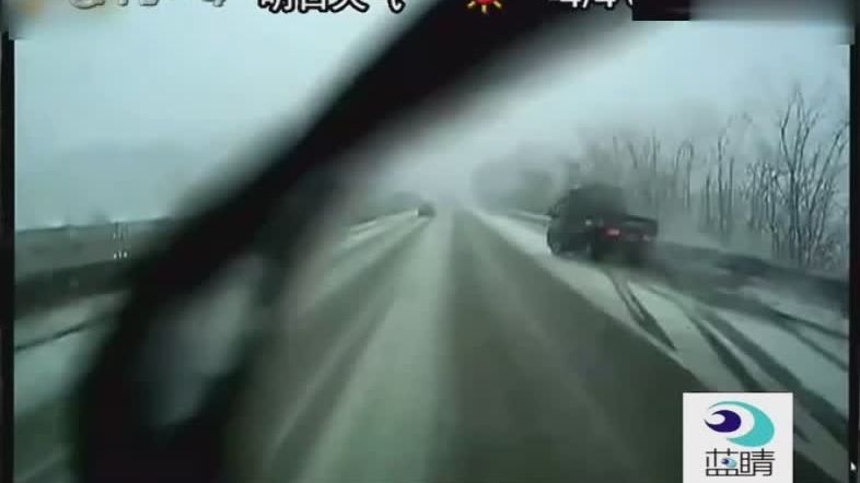冬季司机必修课:雪地行车太困难,事故集锦引以为戒