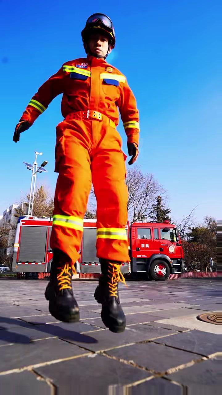 盯好了,别眨眼,消防版模型变真车来喽~#模型变真车#全国消防宣传月#...