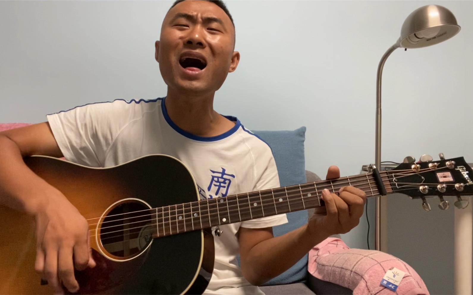 作为一个优秀的吉他手,必须要熟练掌握拨片。第一首拨片,蓝莲花