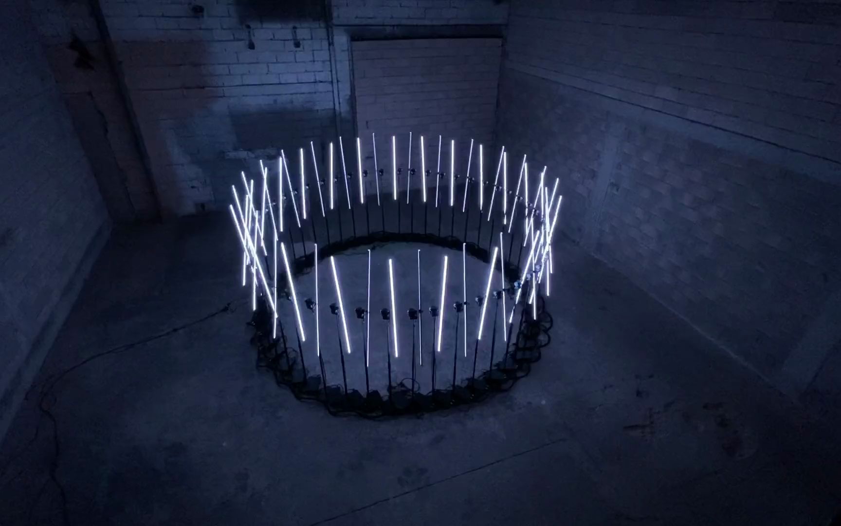 ...scale设计的一种新的灯光装置“flux”,随着音乐的播放而流畅地演变。