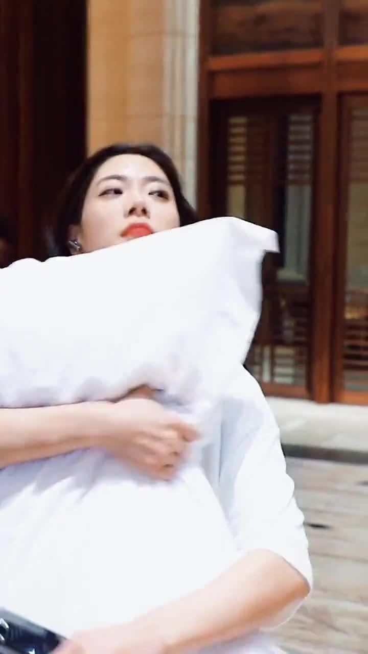 随身拿着枕头,随时随地睡觉