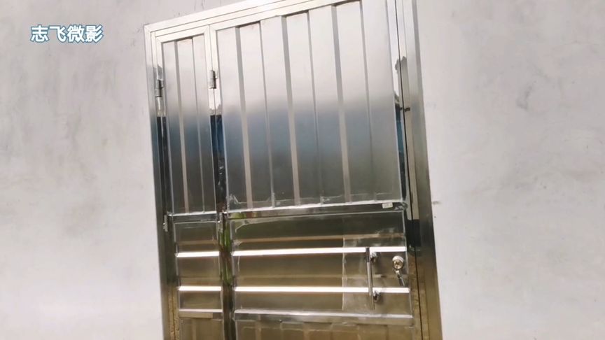 装修工制作安装了一栋不锈钢坑板简易子母门,制作简单好看又实用