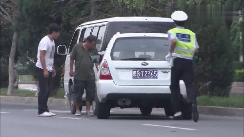 风再起时:警察追捕逃犯,嫌犯被拦截,为了市民安全警察故意撞车