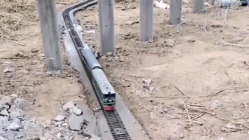 火车模型升级了,不仅轨道和火车,还加了大货车!