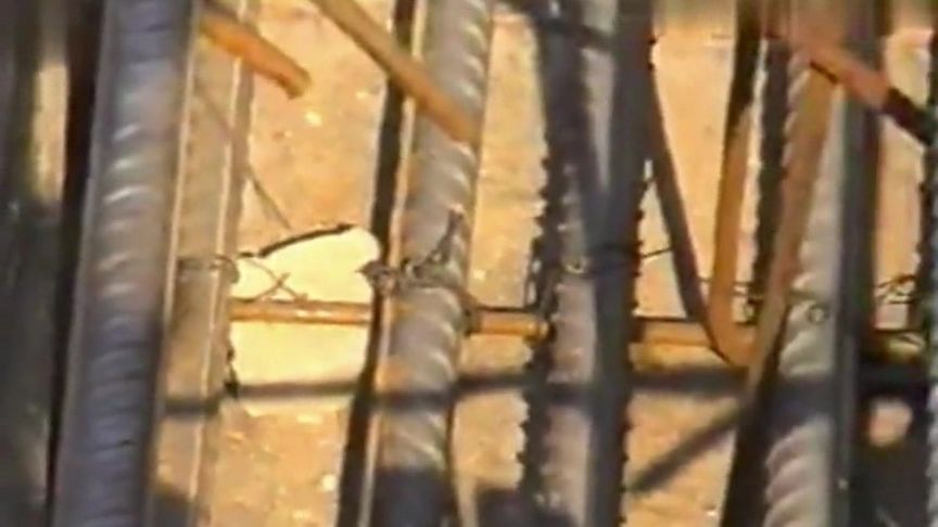 几个建筑钢筋工友刚绑扎完的梁柱,随后工程监理就挑毛病