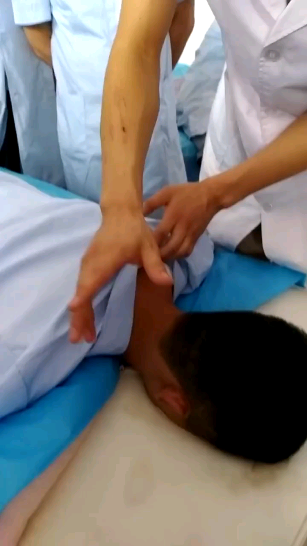 一指禅拨法 肩颈劳损阻滞可根据风池 肩井