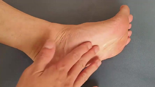 10秒精准定位涌泉穴!3个实用按摩技巧告别瞎按,一学就会