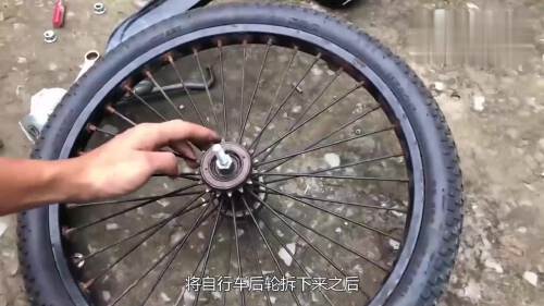 给自行车装上电机之后能有多省力,小伙表示,就和电动车一样!