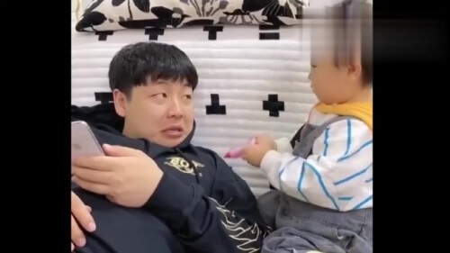 女儿给爸爸打针,有模有样的,让你体会一下打针不让哭的感受!