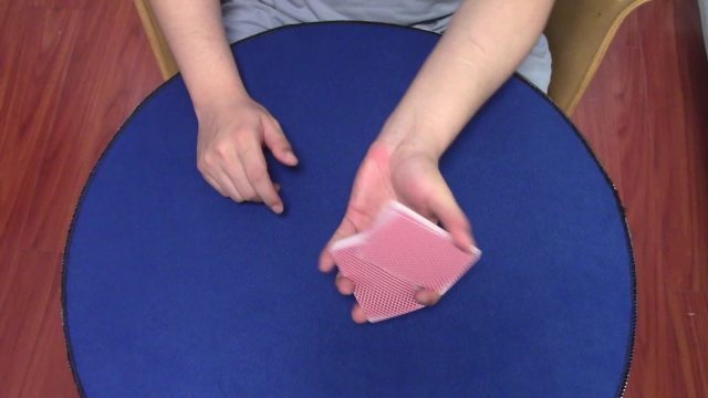 .b>花式手法,单手洗牌花切教学