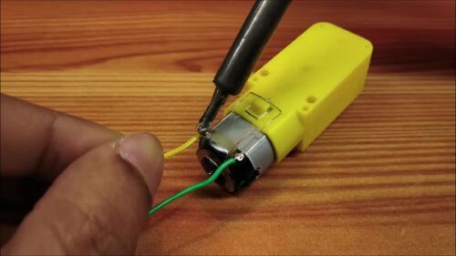 手把手教你DIY Arduino智能循迹小车,在家就能轻松搞定!