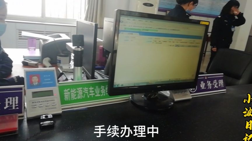 小波驾驶证马上到期了,去车管所换证,只花了25块半个小时就搞定