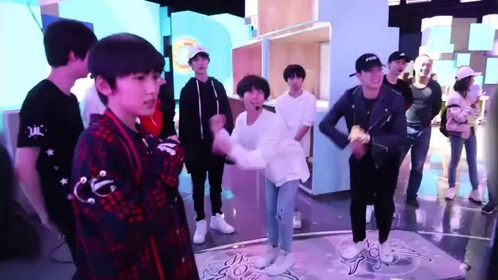 TF家族快本未播花絮:根本停不下来的跳舞机,承包了我一天的笑点
