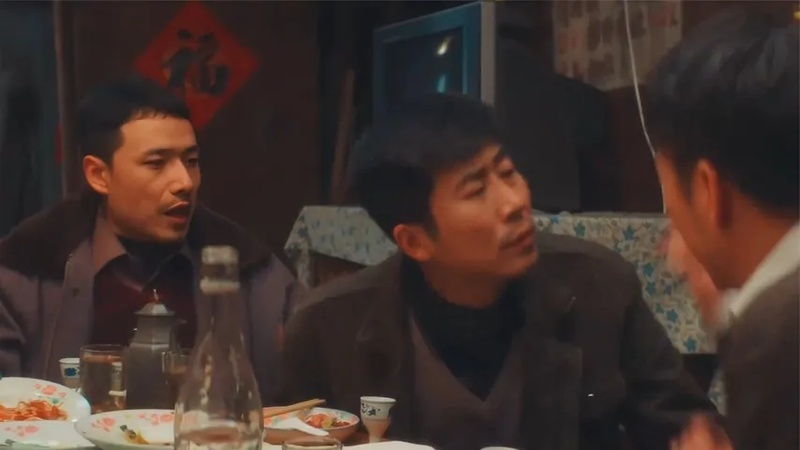 偏心妈妈让学霸女儿退学,进厂打螺丝供弟弟读书