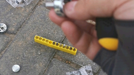 自己装车牌,只需要一把一字螺丝刀