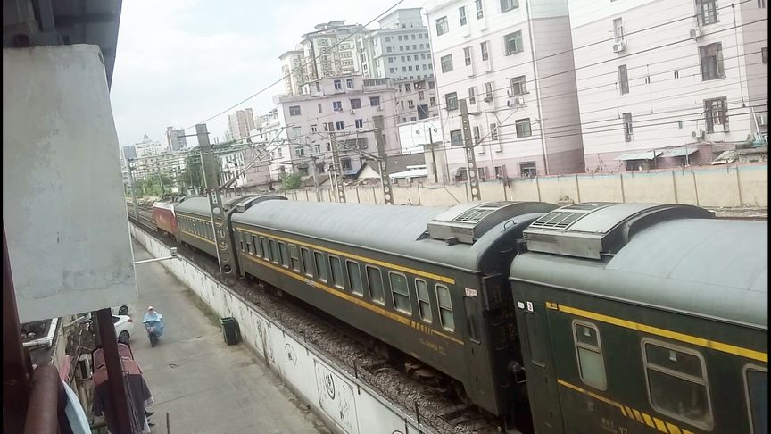 青岛-深圳T397次列车到达京九铁路南昌站,全程运行28小时