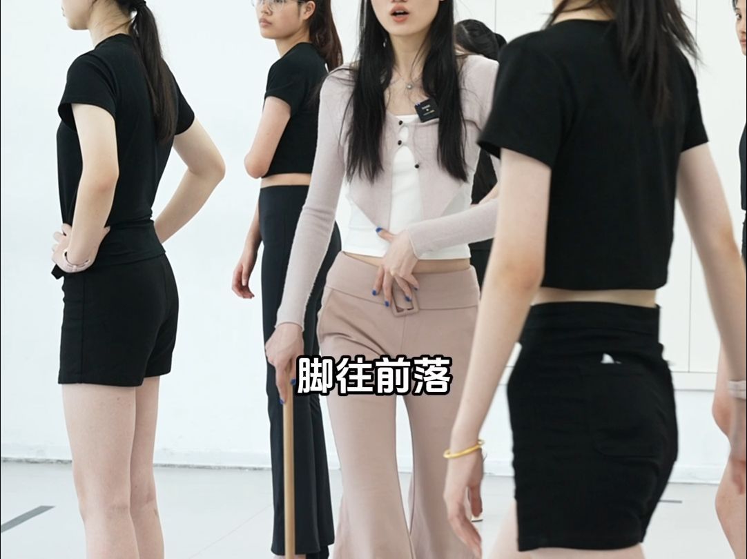 走路带风的模特范儿这样练出来!包学会的呀
