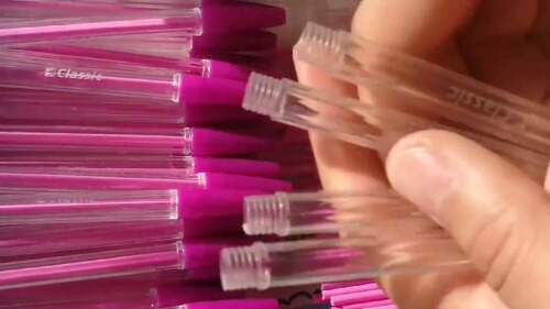 农村的一个工厂,手工组装圆珠笔工资不低,可带回家做!