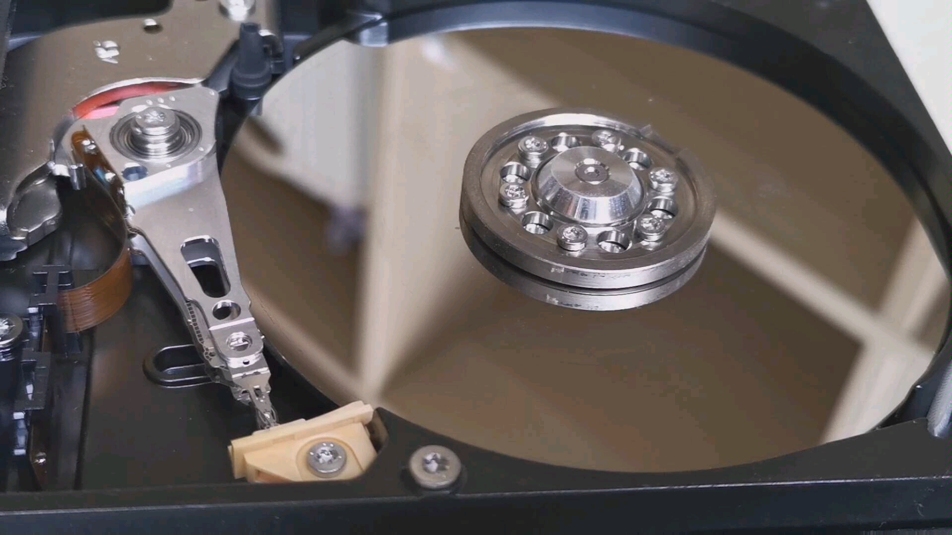 硬盘拆解看看里面长啥样