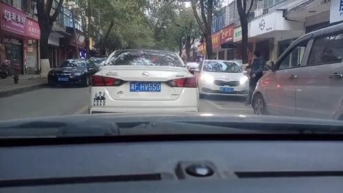 老司机分享堵车路段跟车技巧,方法简单实用,新手要多学