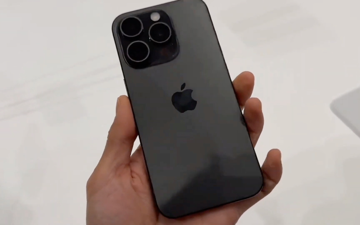 Phone 16 Pro 黑色与沙漠钛色对比!
