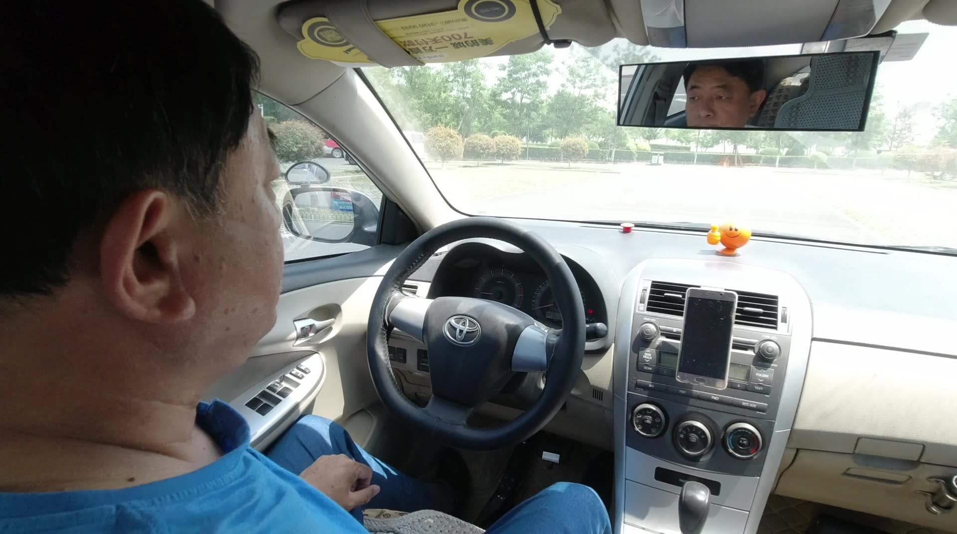 驾车靠路边30公分停车,您是怎么做的,半圈方向可以搞定