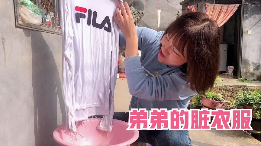 弟弟的衣服沾上油要仍,可儿用爆炸盐清洗,看看效果真那么好?