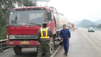 高速上车辆出故障, 如何正确放置三角警示牌? 交警叔叔手把手教你