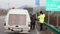 高速上开车, 不超速就不会被罚? 别再天真了, 低速行驶一样算违法