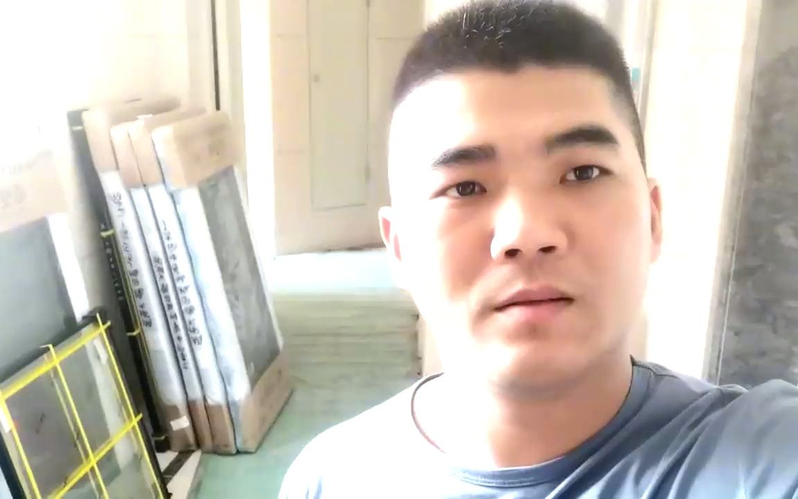 断桥铝封窗:开启扇整附框安装,各角落打胶防水,双高把手不卡手