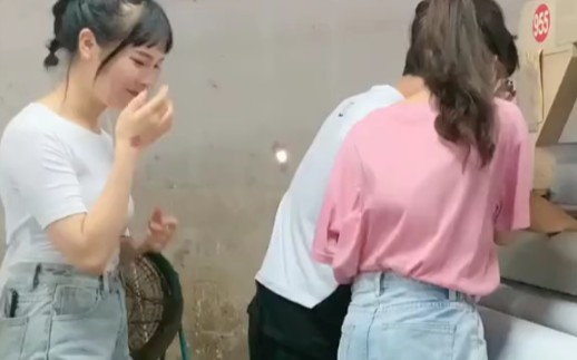 模具厂新来了一个男钳工,教新来的男同事开模具注塑机还有点害羞