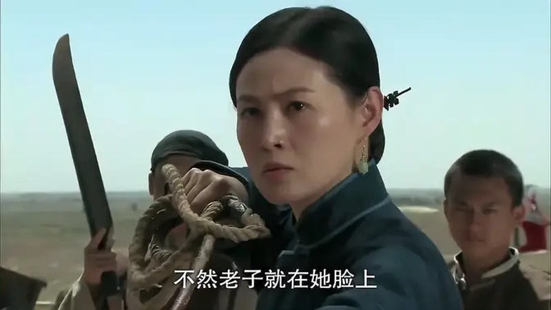 咖啡女人:土匪打劫客栈,谁料老板娘不好惹,屋里藏着高手