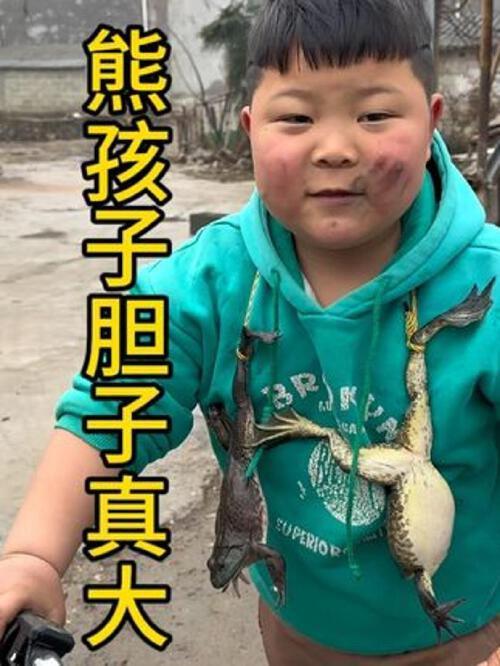 农村熊孩子生活真美好,星期天娱乐活动真丰富,抓鱼摸虾,带劲