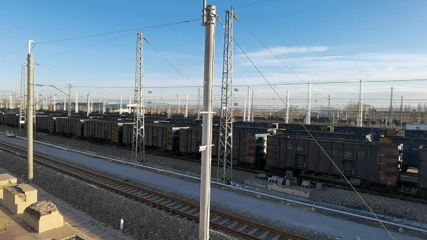 大秦铁路的重载列车 空车 客车