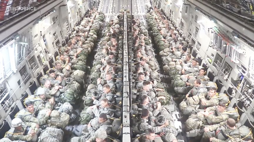 美军空降兵部队进行大规模跳伞,士兵落地后对降落伞进行收纳!