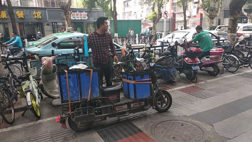 哈罗共享电单车运维人员更换电池棒