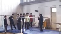 男生双杠--分腿坐前滚翻成分腿坐