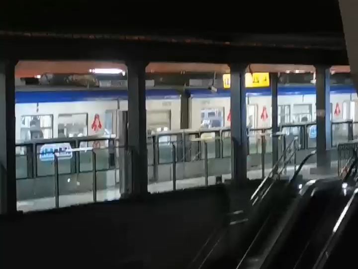 重庆除了李子坝站外另一个低调的网红轻轨(单轨)站!三号线雷锋号列车...