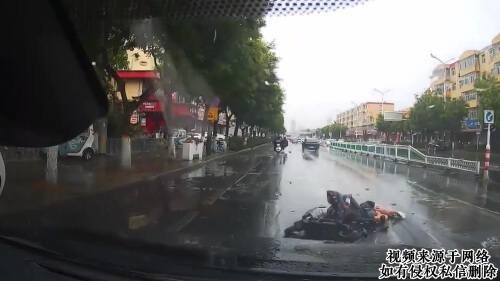 小轿车转弯,不慎撞上直行电动车