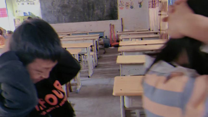 防震减灾演练,同学们的安全意识越来越强了#防震减灾演练